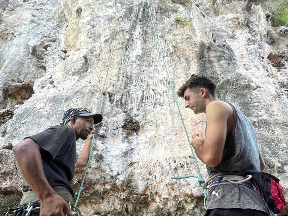 กระบี่ ทัวร์เต็มวัน ปีนหน้าผา อ่าวไร่เลย์ Real Rocks Climbing